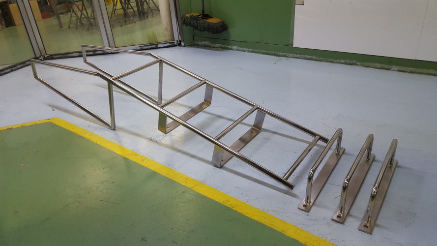 Stainless steel ladder: custom-made round pipe ladder エクセル | IPROS GMS