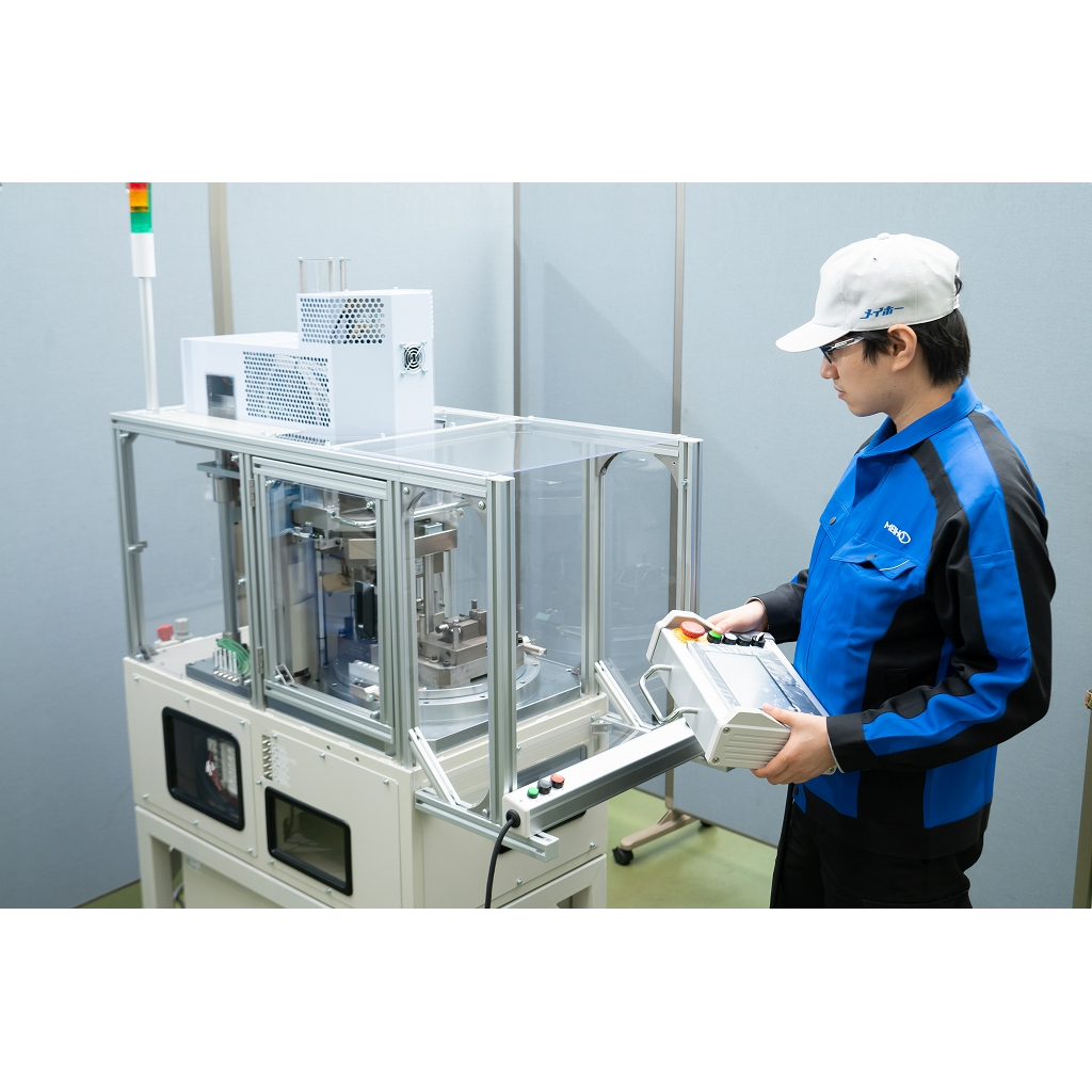 Super engineering plastic compatible small injection molding machine ...